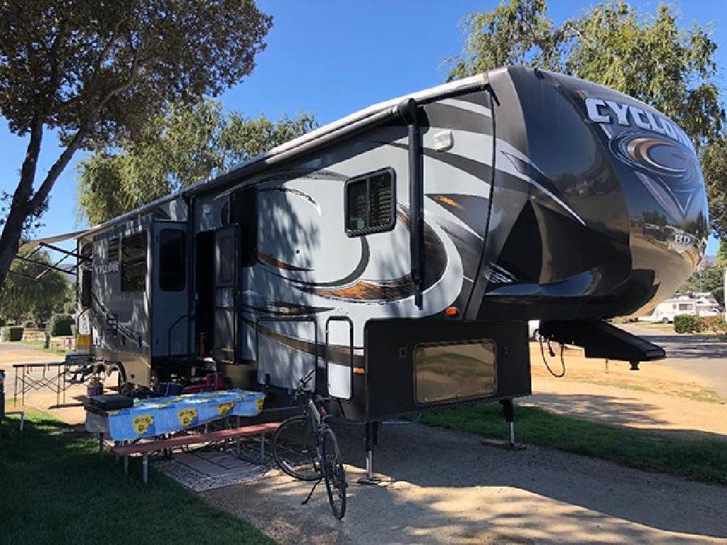 By Owner! 2014 44 ft. Cyclone HD 4000 w/3 slides - Claz.org