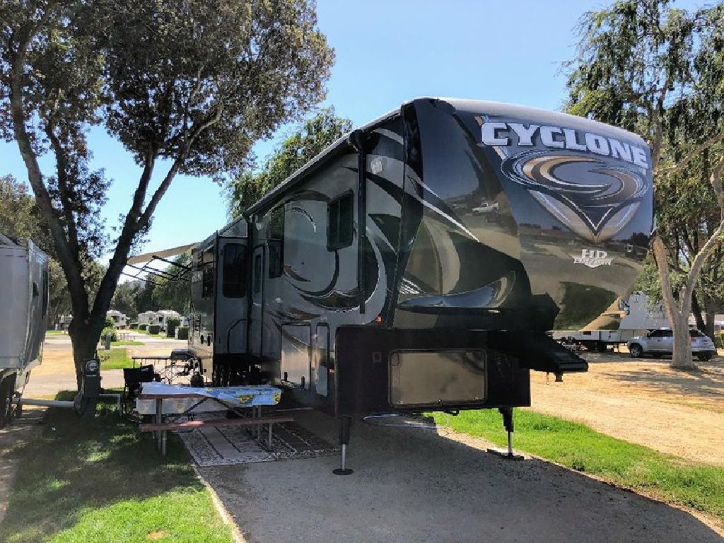 By Owner! 2014 44 ft. Cyclone HD 4000 w/3 slides - Claz.org